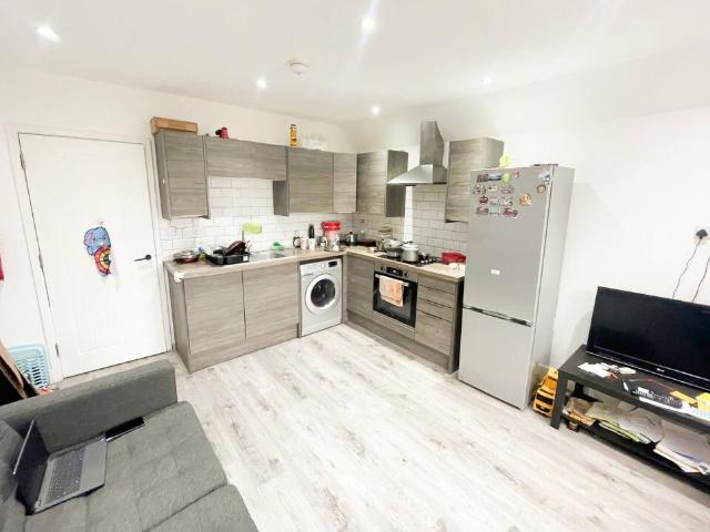 £1,200 PCM, Furnished Two Bedroom Second Floor Flat in Richmond Road, Roath, Cardiff, CF24 3AS