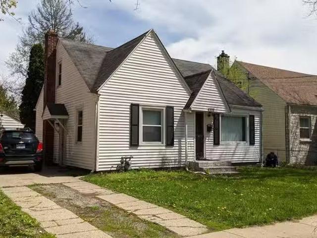 $1,250 Spacious 3 Bedroom 2 Bath House In Rockford In Safe L.