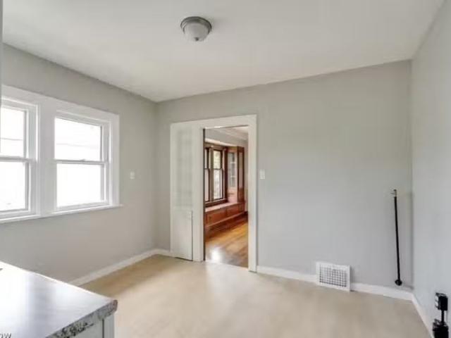$1,200 2 Bedroom 1 Bathroom Condo In Cleveland With Great Am.
