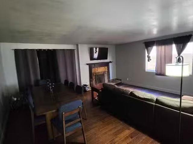 $1,200 + shared gas/electric private rooms in a 5 bd 2 ba ho.