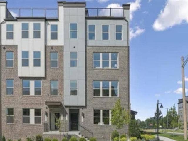 1 2 FEMALE roommates needed