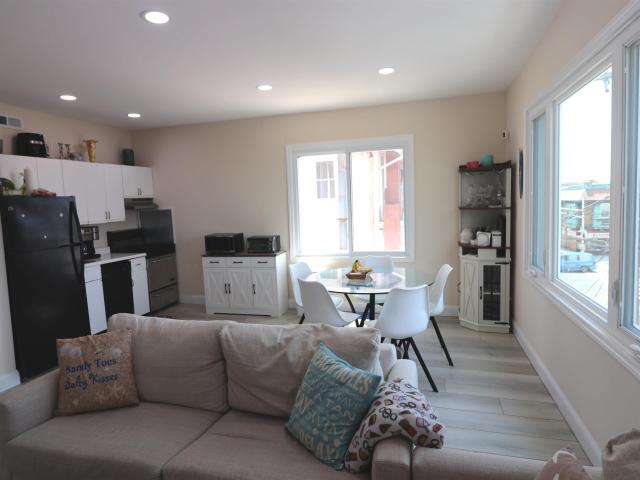 1 /2 N Newport Ave