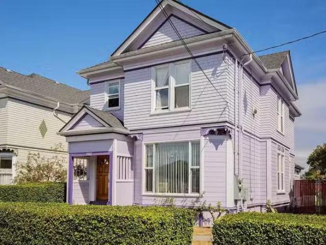 $1,300 2 Bedroom 1 Bathroom upstairs apartment in a Victoria.