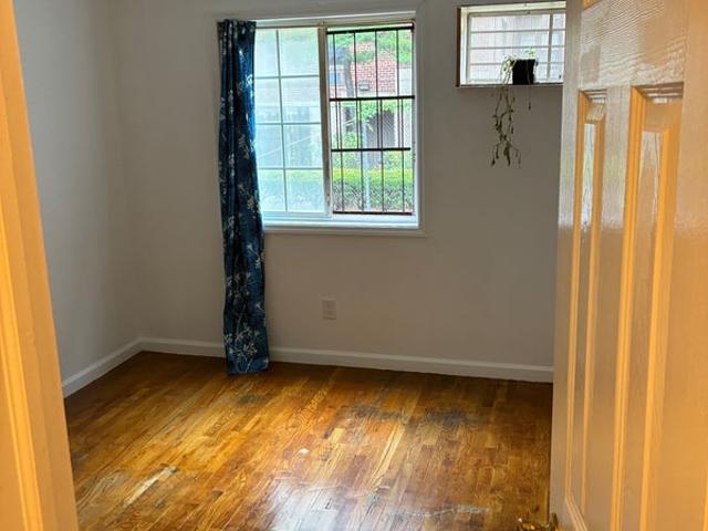 $1,300 Primary Bedroom in Far Rock