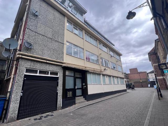 1 3 Crown Street, Brentwood 1 bed flat to rent £1,150 pcm £265 pw