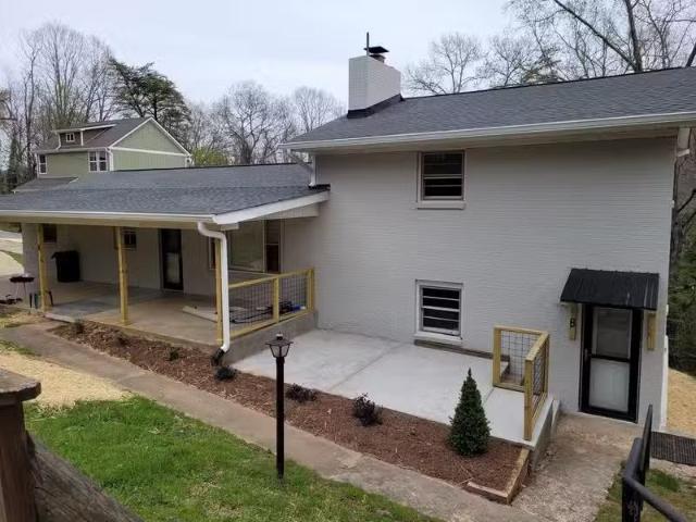 $1,425 2 Bed 1 Bath Spacious Apartment Near Park and Library.
