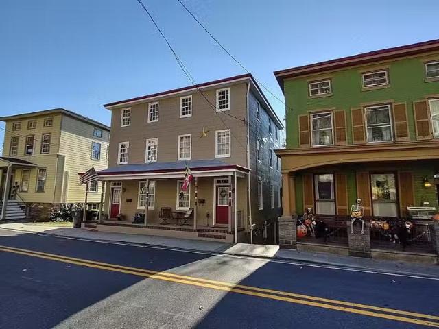 $1,595 3 Bedroom, 1 Bathroom, historic townhome in Port Depos.