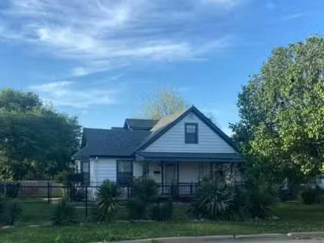 $1,500 Make This Cozy 3 Bedroom 2 Bathroom House Your Home T.