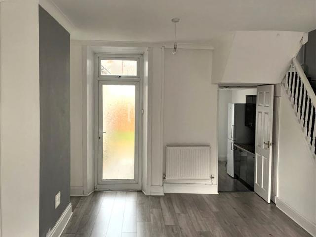 £1,500 PCM, Spacious Three Bedroom House with Enclosed Rear Garden in Earl Street, Grangetown, Cardiff, CF11 7DQ