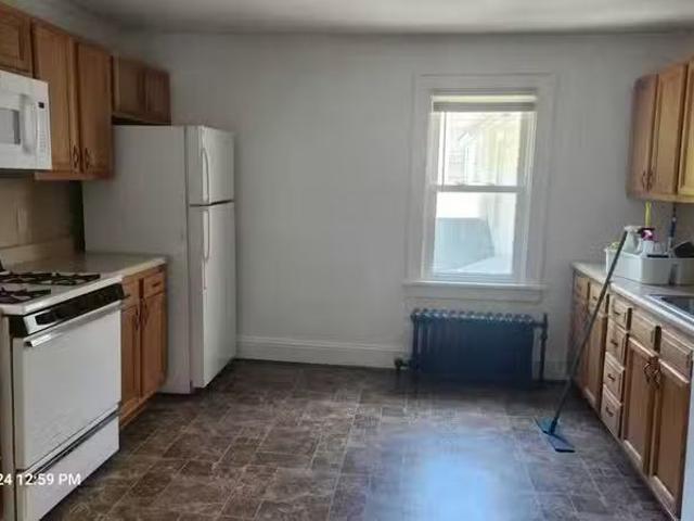 $1,650 3 Bedroom 1.5 Bathroom Apartment Close To Albany Med.