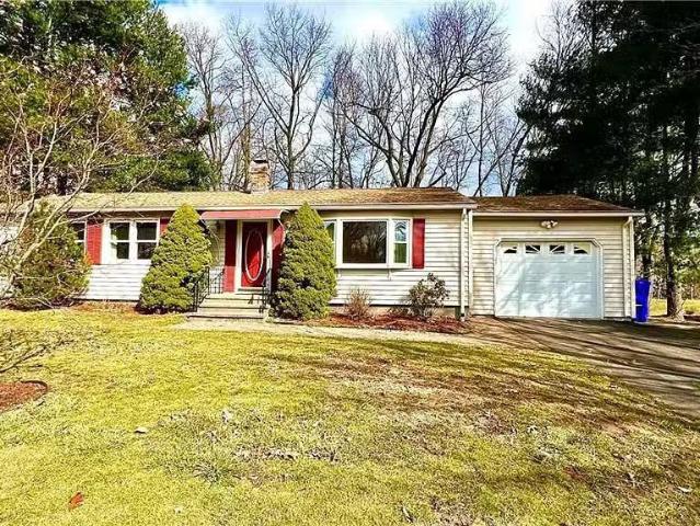 $1,650 3 Bedroom 1.5 Bathroom House In South Windsor With Gr.