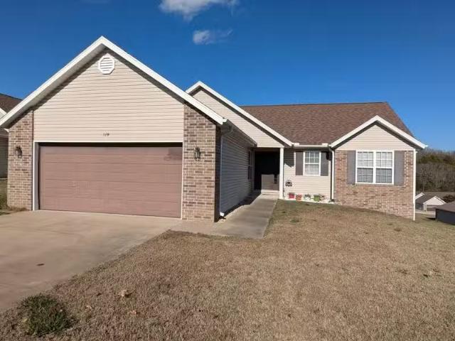 $1,675 3 Bedroom 2 Bathroom House In Branson 119 Woodland D.