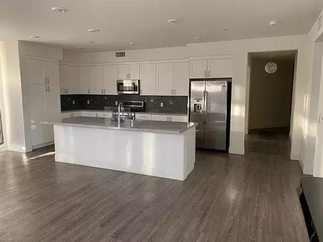 $1,680 / 2br $1,680 / 2br 1379ft2 $1,680 Private Bedroom in 1404 sq ft Condo