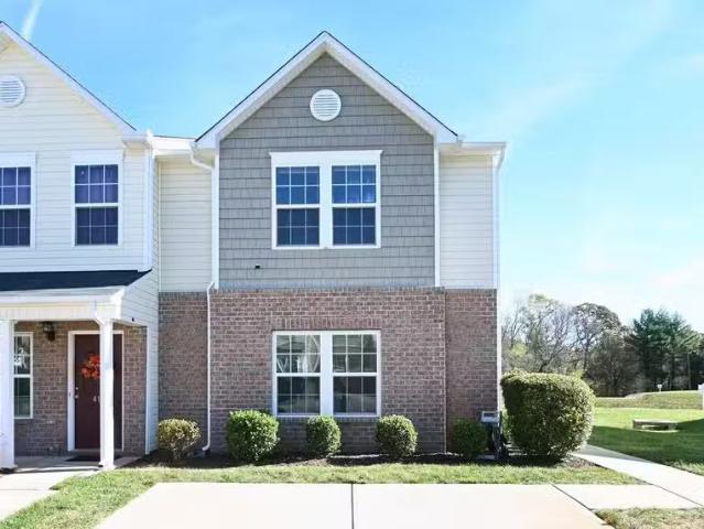 $1,695 3 Bedroom 2 Bathroom Townhouse In Greensboro With Gre.