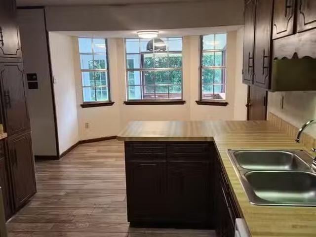 $1,695 3 Bedroom 2 Bathroom House In Pensacola With Great Am.