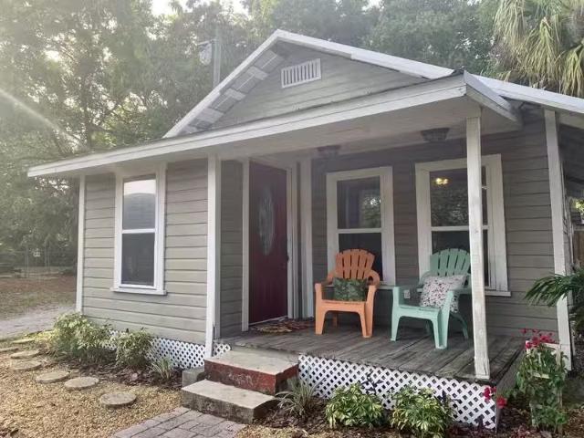 $1,600 1 Bedroom 1 Bathroom House with Porch and Private Bac.