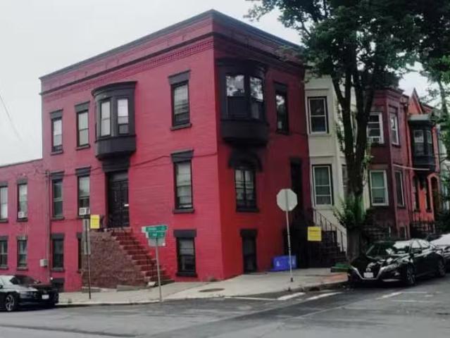 $1,600 3 Bedroom 1 Bathroom Townhouse In Albany With Great A.