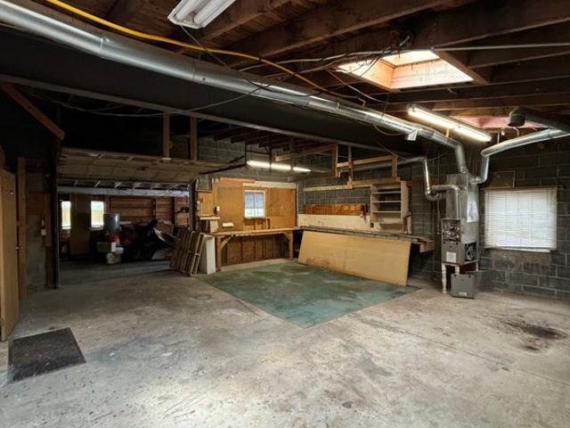 1,604 SQFT Commercial Workshop & Storage with Park