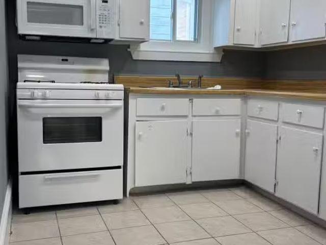 $1,750 Spacious 2BR Apartment 1,100 Sq Ft New Bedford, MA.