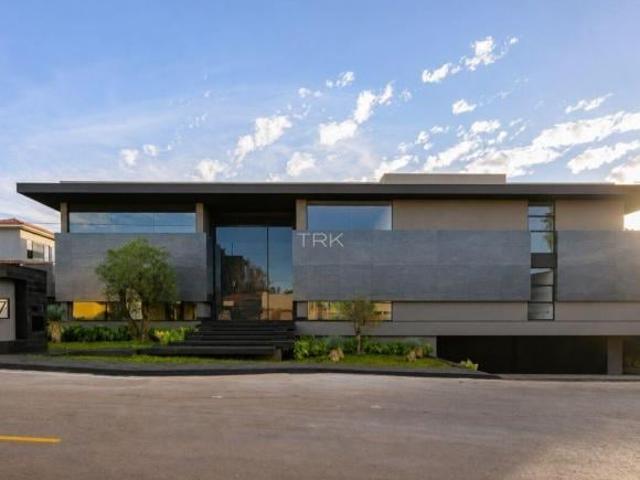 1.760m² de área construída. A pessoa de humanas que fez o anúncio ficou com uma queda para exatas