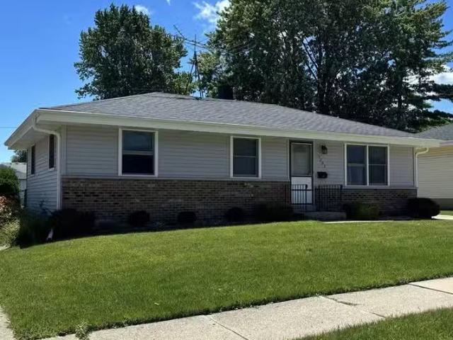 $1,700 3 Bedroom 1 Bathroom w/ 2 Car Garage Single Family Re.