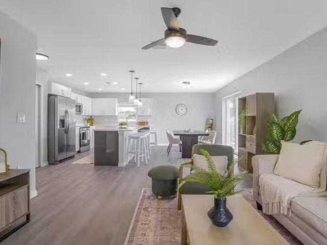 $1,850 3 Bedroom 2 Bath Duplex Unfurnished 6819 San Bruno.