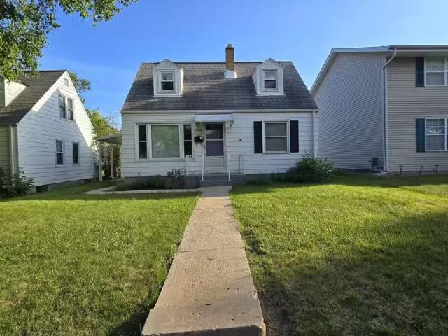 $1,800 3 Bedroom 1 Bathroom House In Milwaukee 8123 W Towns.
