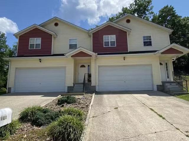 $1,800 3 Bedroom 2.5 Bathroom Townhouse In Huntington With G.