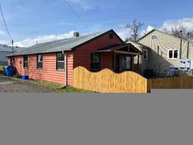 $1,975 3 Bedroom 1.5 Bathroom House In Talent With Great Ame.