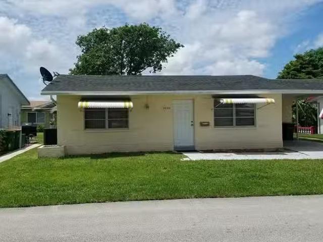 $1,995 2 Bedroom 1 Bathroom House In Tamarac With Great Amen.