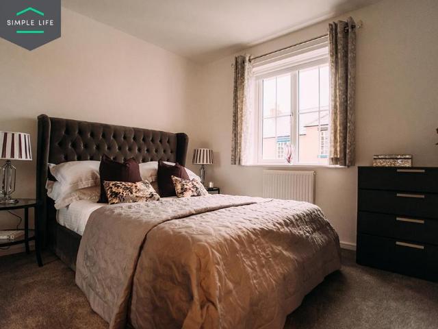 1Co Operative Road, Middleton. 3 bed semi detached house to rent £1,360 pcm £314 pw