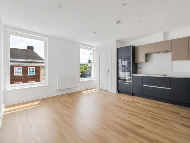 1a Church Street, Reigate RH2 2 bed flat to rent £1,850 pcm £427 pw