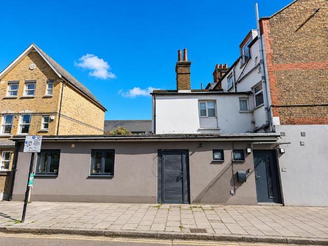 1a Evering Road, London 1 bed flat to rent £1,600 pcm £369 pw