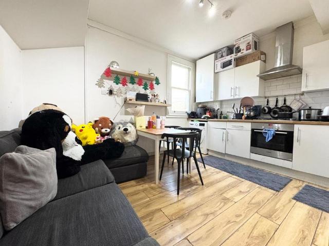 1a Peckham High Street, London SE15 4 bed apartment to rent £2,570 pcm £593 pw