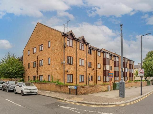 1a Raynton Road, Enfield EN3 2 bed apartment to rent £1,700 pcm £392 pw