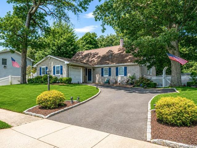 1A Richard Pl, Ronkonkoma, NY 11779