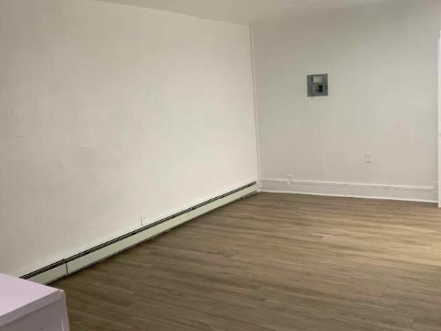 1Bd in Carnegie With Parking Lot