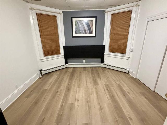 1Block From Blvd East mins To NYC