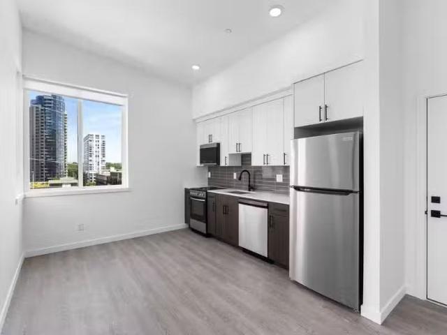 1BR/1.0BA 6 WEEKS FREE RENT & $1000 Gift Card Concession Upon.