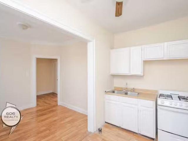 1BR/1.0BA Bright and Sunny Berwyn Apts Available!