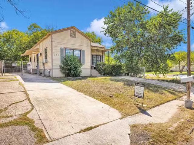 1BR/1.0BA Duplex for Rent in the Heart of SA!