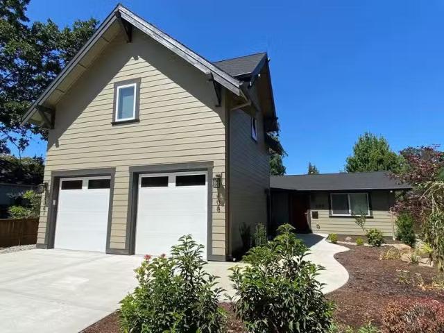1BR/1.0BA Pine Street, Hood River Main House and 408 A
