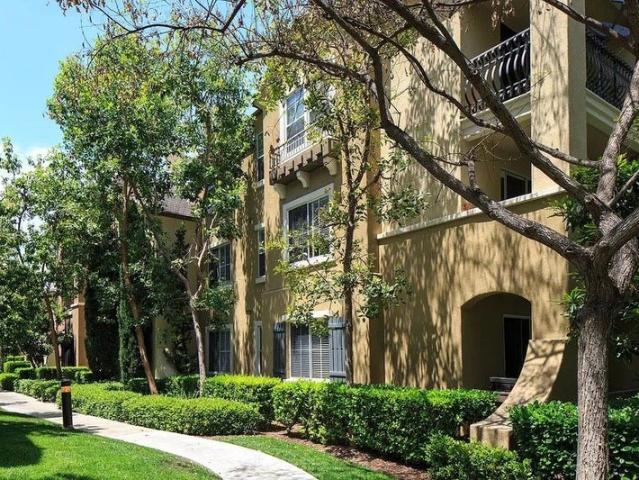 1BR/1BA Irvine + Lifestyle Amenities & Location