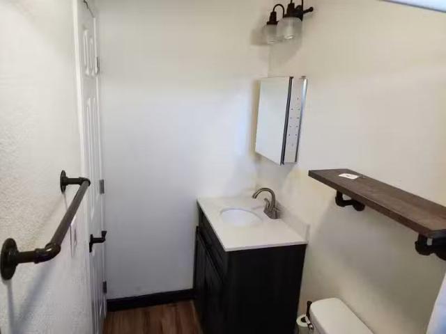 1br 1 Bed Cottage House Parking Pets OK Fenced Yard Laundry.
