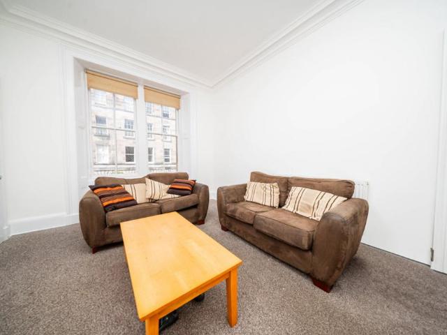 1f2 Montague Street, Edinburgh, EH8 3 bed flat to rent £2,300 pcm £531 pw
