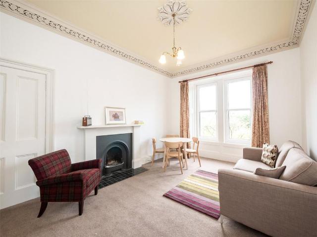 1f2 Sciennes Hill Place, Edinburgh. 3 bed flat to rent £2,100 pcm £485 pw