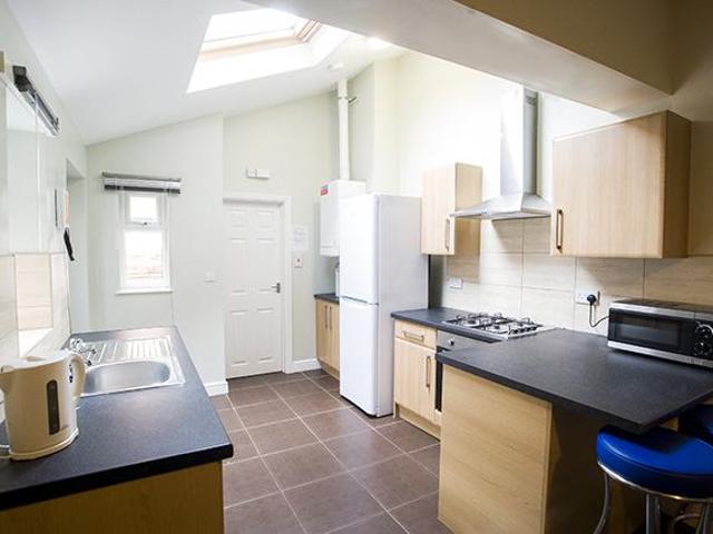 1room available in a 5 bed property
