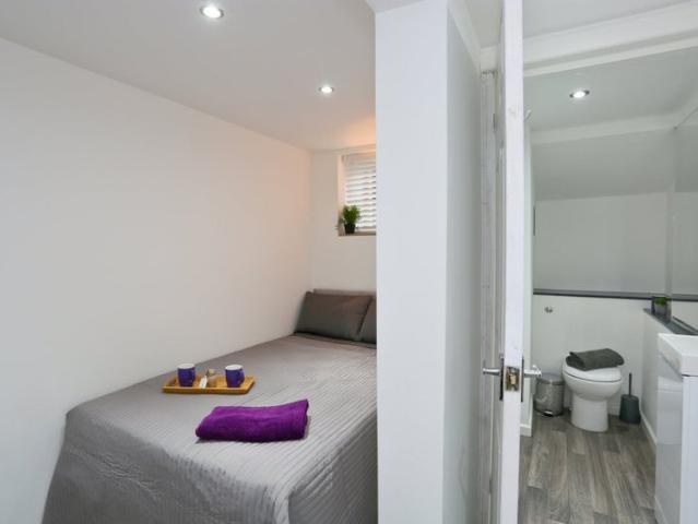 1xDouble Room with W/C Bills INC Burley Leeds