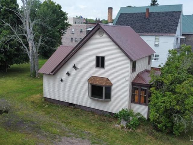 23 1st St, South Range, MI 49963