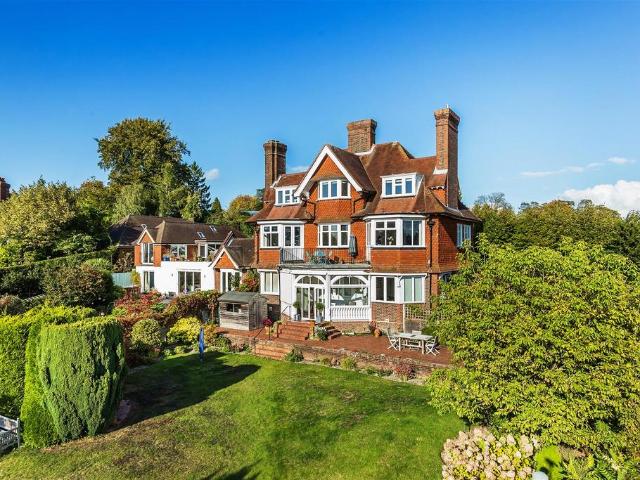 23 Warwicks Bench, Guildford, Surrey. 3 bed apartment to rent £5,500 pcm £1,269 pw